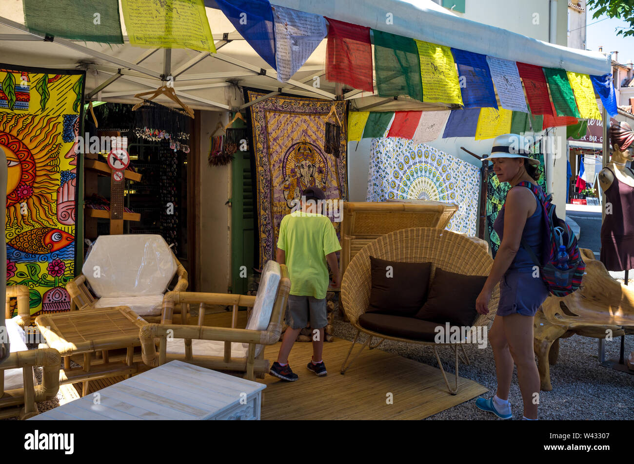 Tourism store hi-res stock photography and images - Alamy