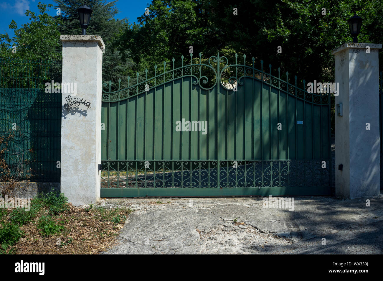 Green metal gate hi-res stock photography and images - Alamy