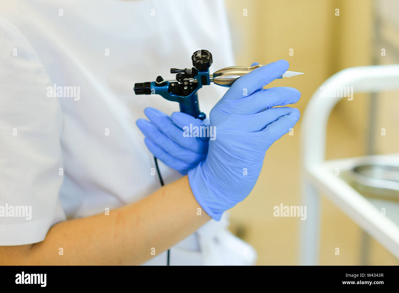 Close up cosmetologist hands keeping microblading device at beauty ...