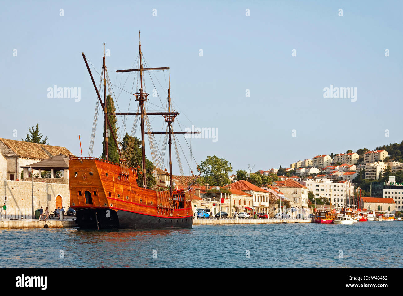16 century galleon sailing ship replica hi-res stock photography and ...