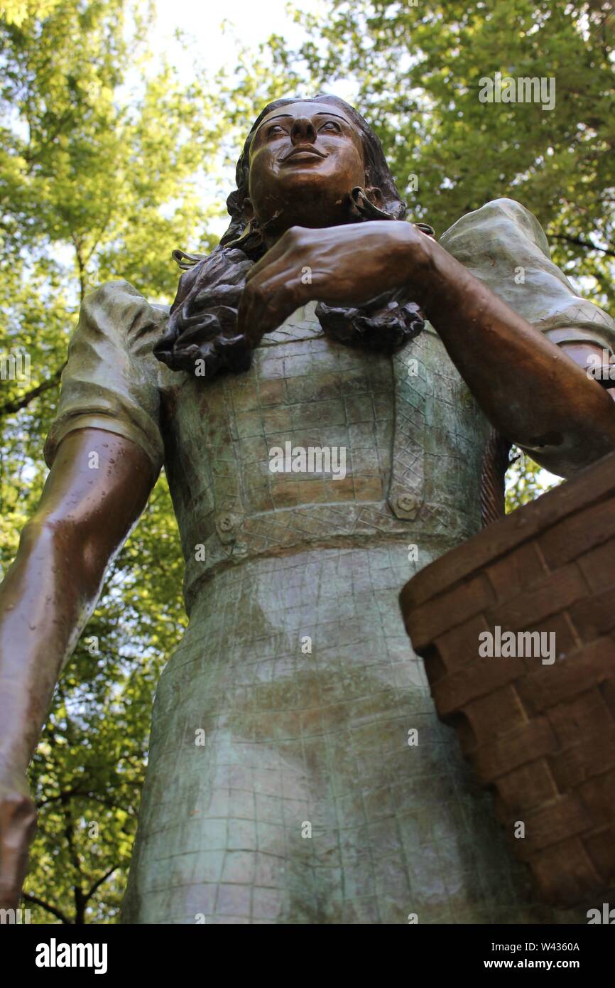 Statue of Dorothy from Wizard of Oz at Chicago's Oz Park Stock Photo ...