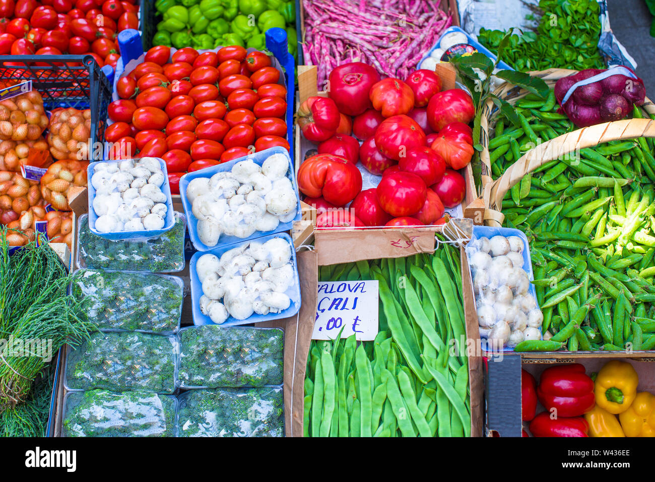 Fruits and vegetables at a farmers market Stock Photo - Alamy