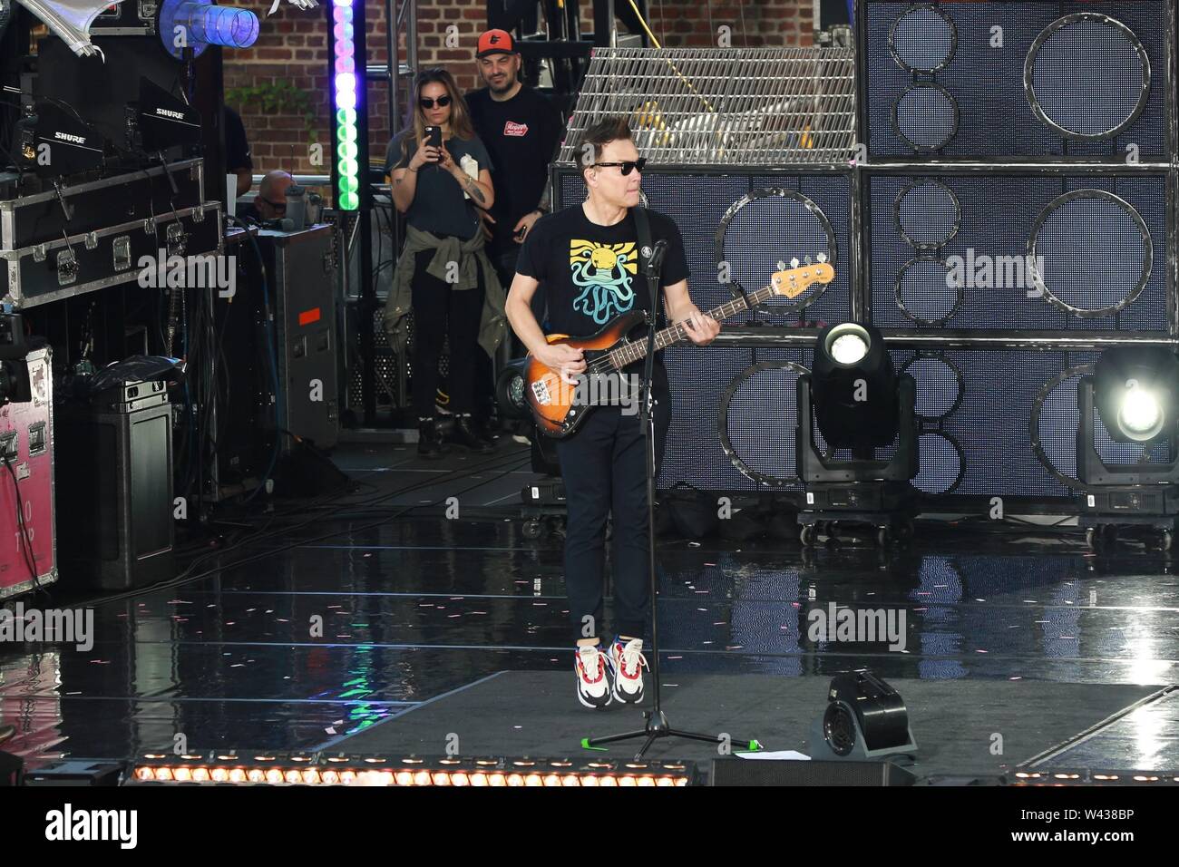 Mark hoppus performing hi-res stock photography and images - Alamy