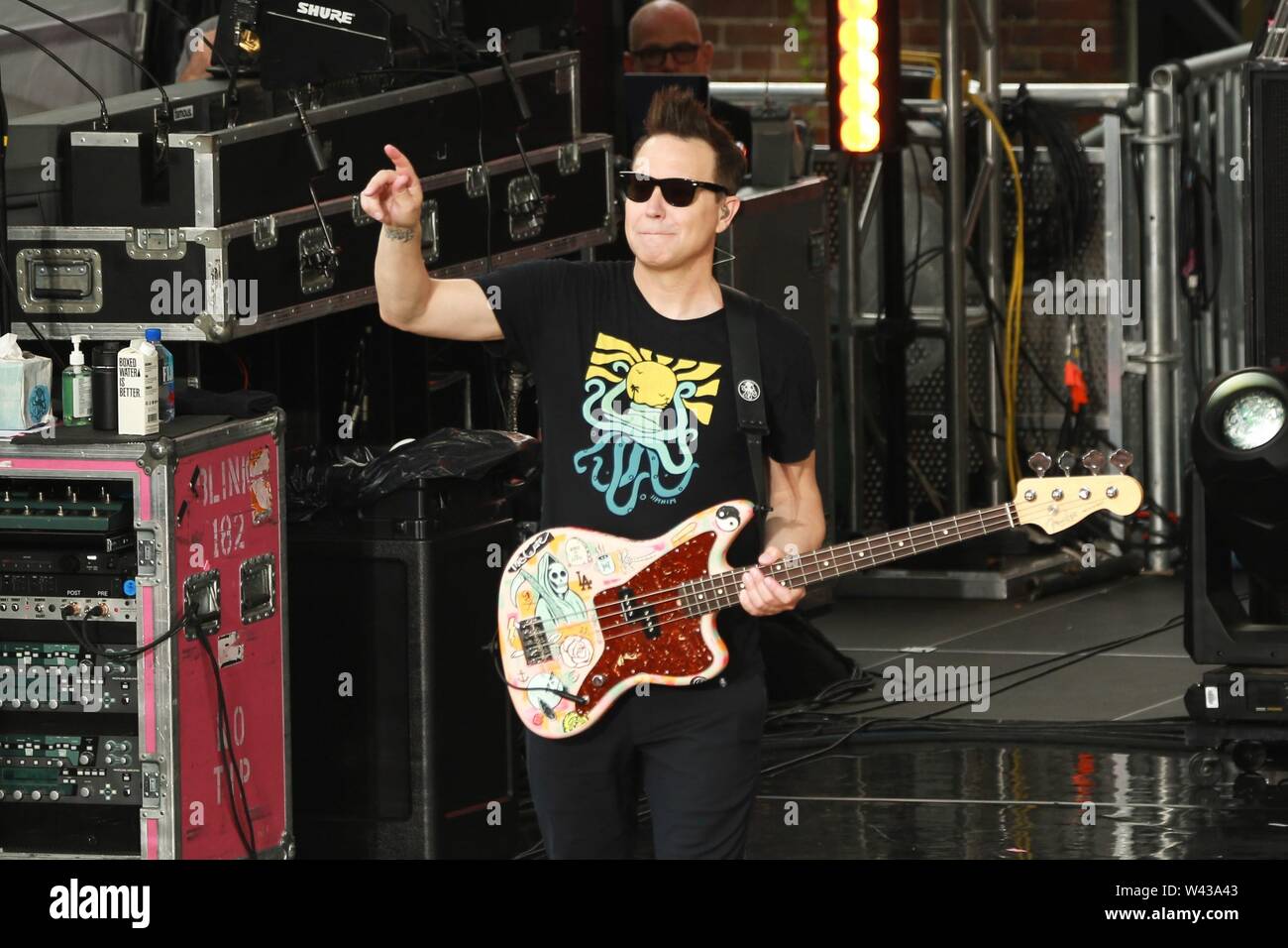 Mark hoppus performing live hi-res stock photography and images - Alamy
