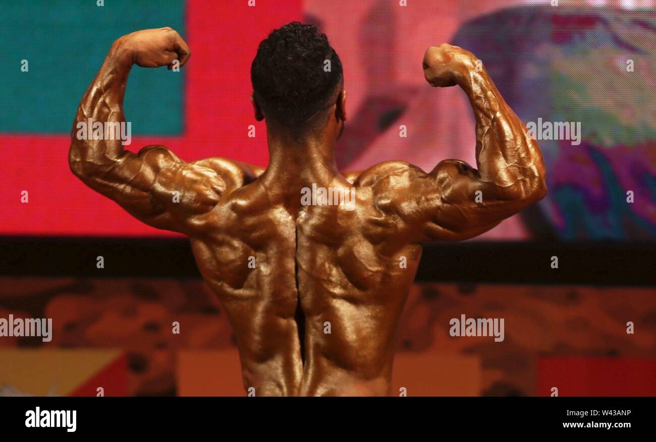 (190719) -- KATHMANDU, July 19, 2019 (Xinhua) -- A bodybuilder poses ...