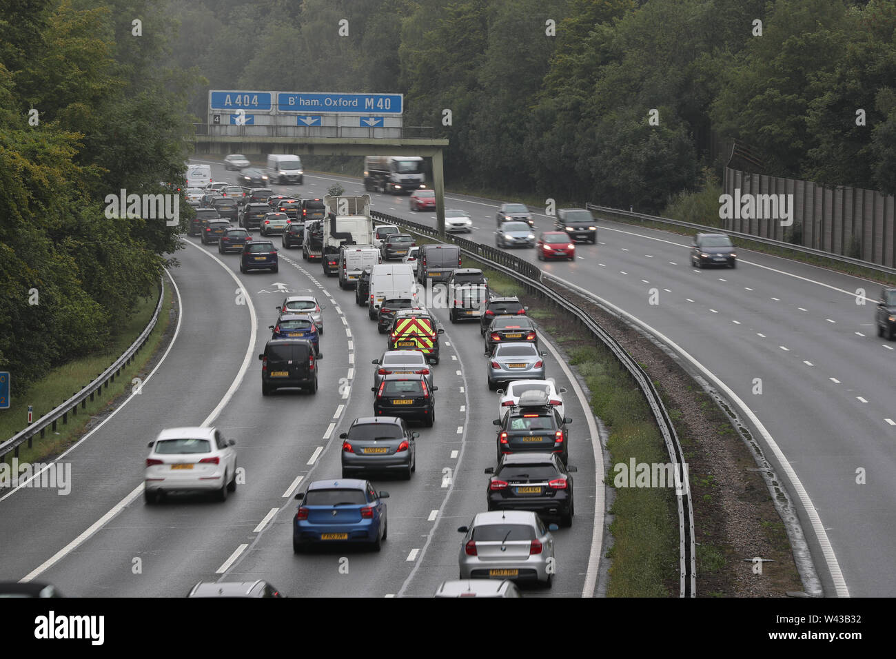 Traffic (left) on the Westbound M40 approaching the Handy Cross ...