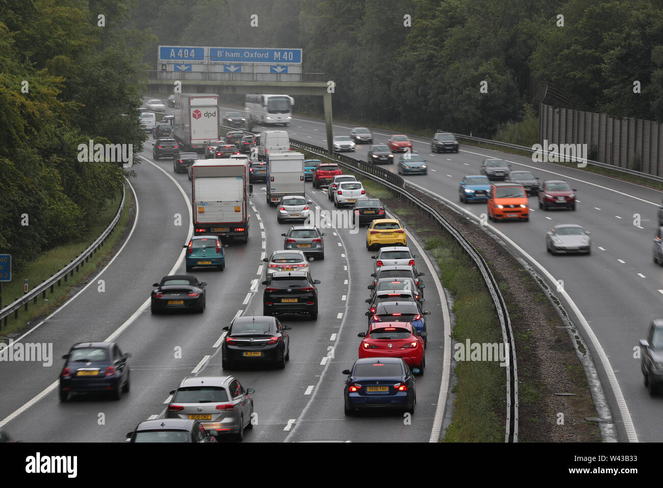 Traffic (left) on the Westbound M40 approaching the Handy Cross ...