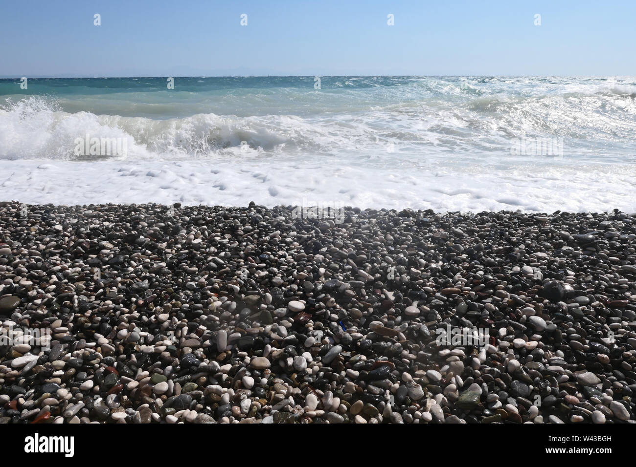 Pebble sea and windy sea Stock Photo - Alamy