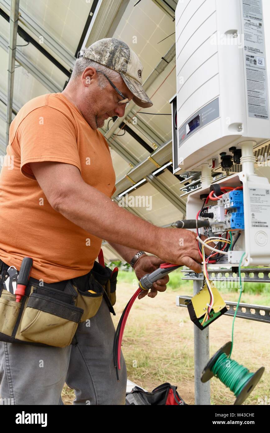 Man erecting installing hi-res stock photography and images - Alamy
