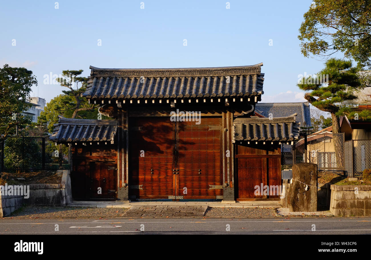 Kyoto imperial palace wooden gate hi-res stock photography and images ...