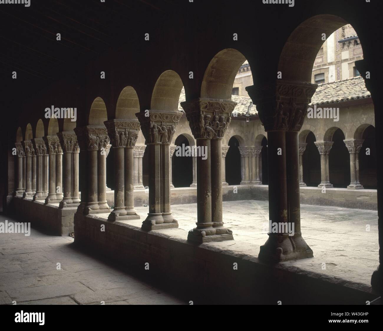CLAUSTRO ROMANICO DEL MONASTERIO DE SAN PEDRO EL VIEJO - SIGLO XII ...