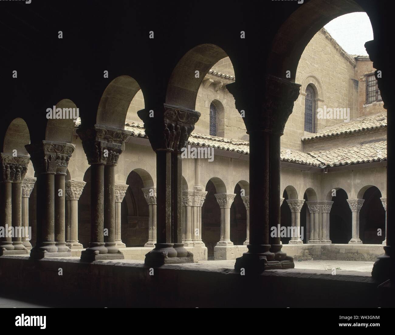 CLAUSTRO ROMANICO DEL MONASTERIO DE SAN PEDRO EL VIEJO - SIGLO XII ...