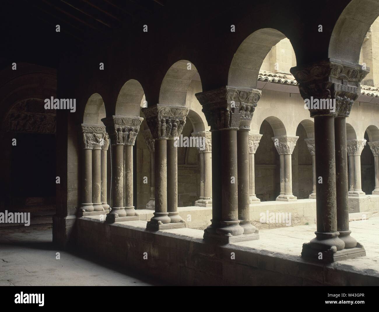 CLAUSTRO ROMANICO DEL MONASTERIO DE SAN PEDRO EL VIEJO - SIGLO XII ...