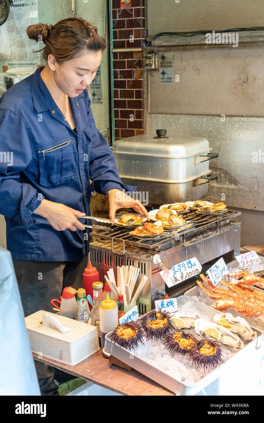 Fish shop in Tsukiji market in Tokyo, Japan Stock Photo - Alamy
