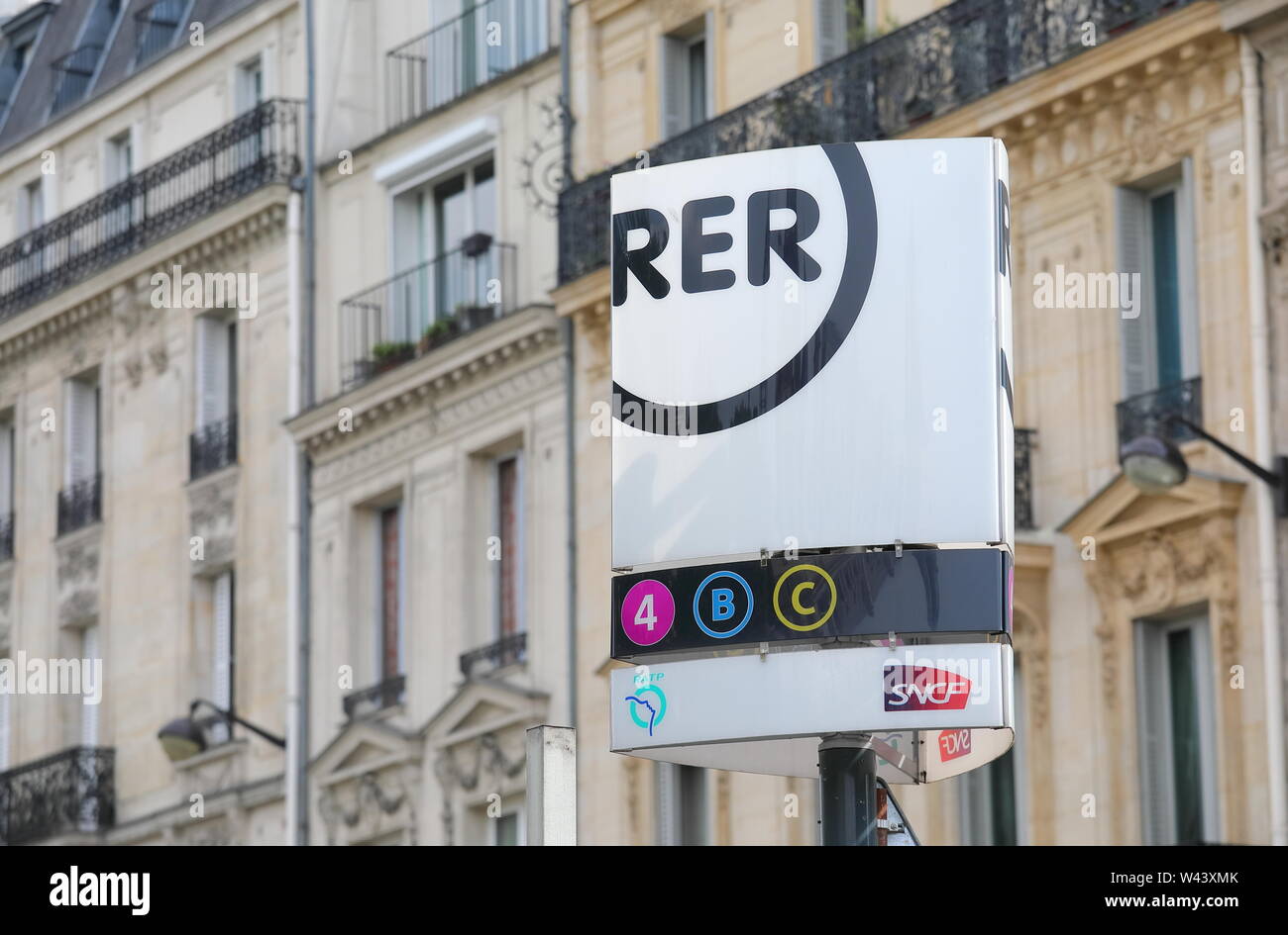 Paris rer sign hi-res stock photography and images - Alamy