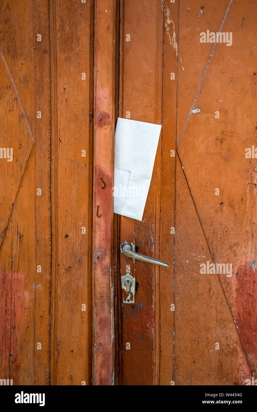 Envelope front door hi-res stock photography and images - Alamy