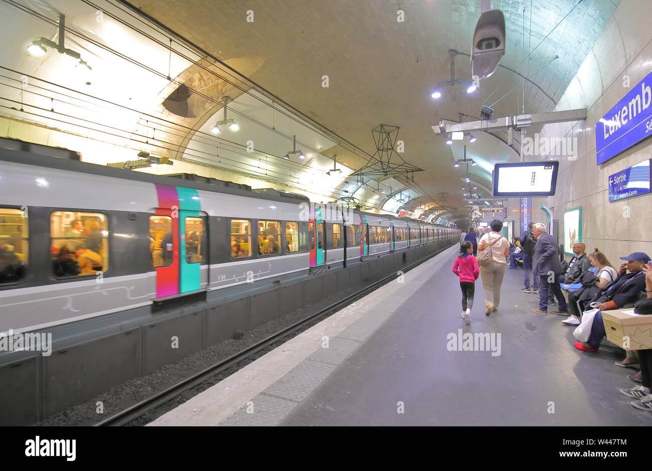 Crowded metro paris hi-res stock photography and images - Alamy
