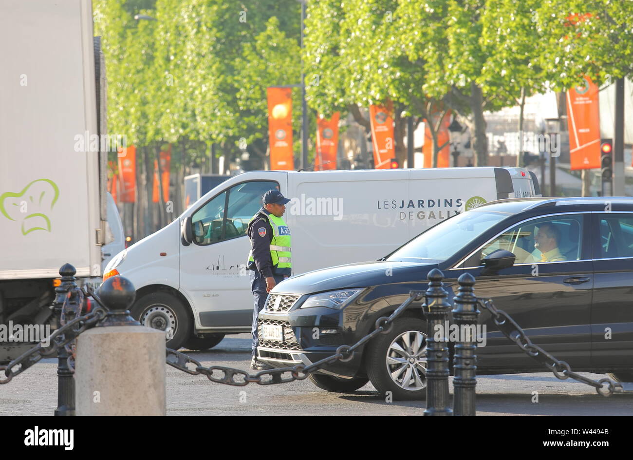 Police officer paris hi-res stock photography and images - Alamy