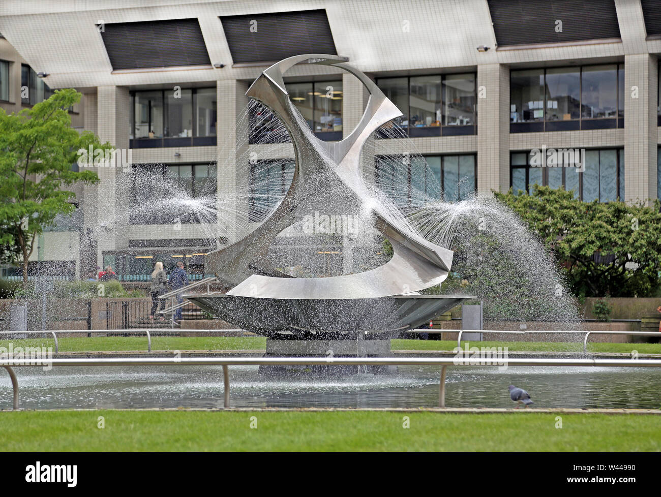 London, Great Britain -May 22, 2016: The Fountain in the St Thomas ...
