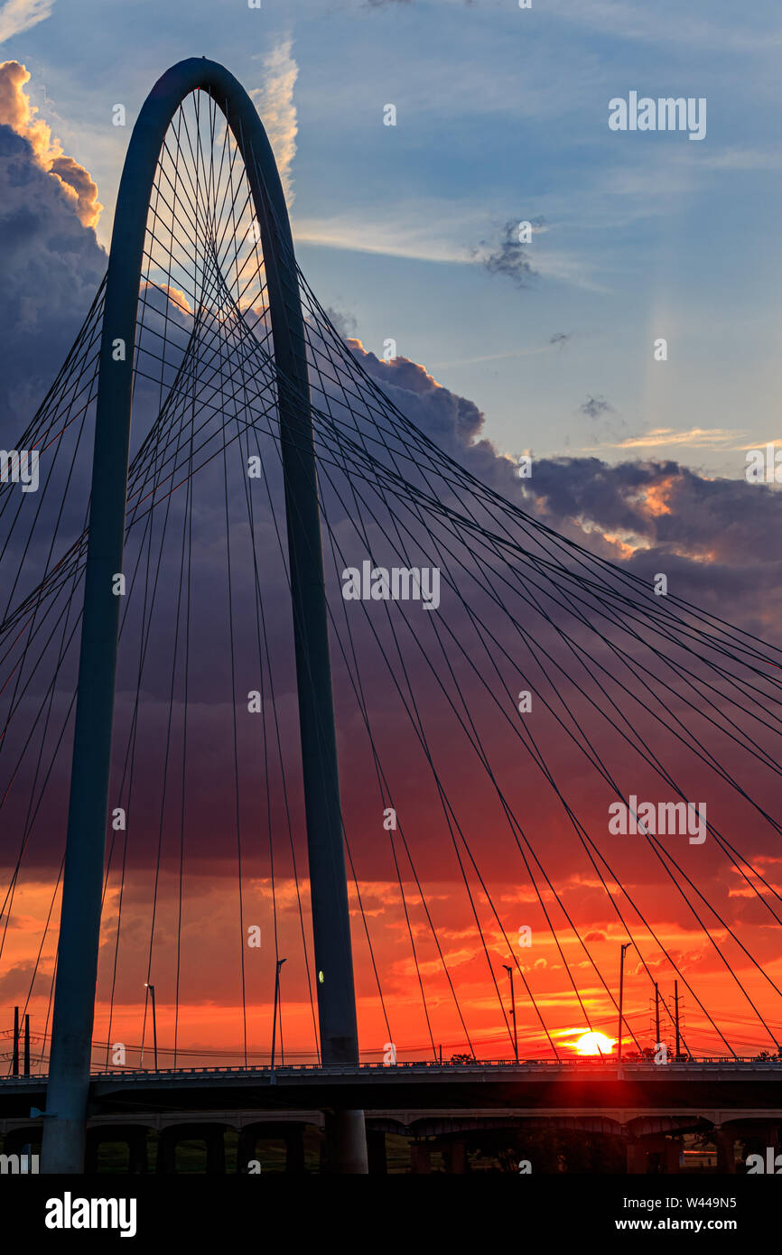 Downtown dallas skyline margaret hunt hi-res stock photography and ...
