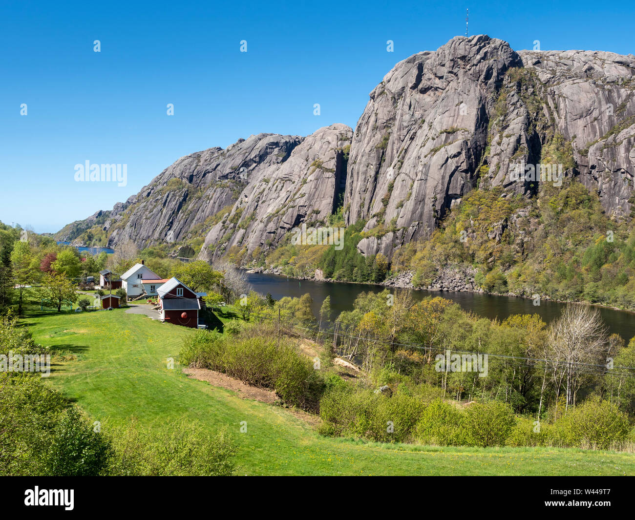 Village Stornes, granite mountain range south of Ana Sira, coastal road ...