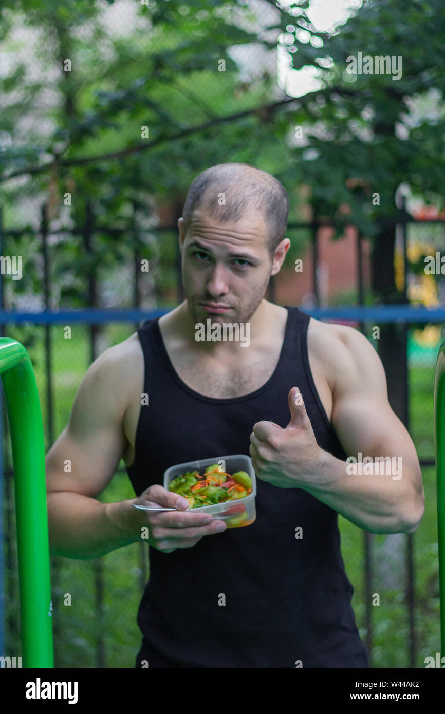man athlete eats salad nutrition meal healthy muscle Stock Photo - Alamy