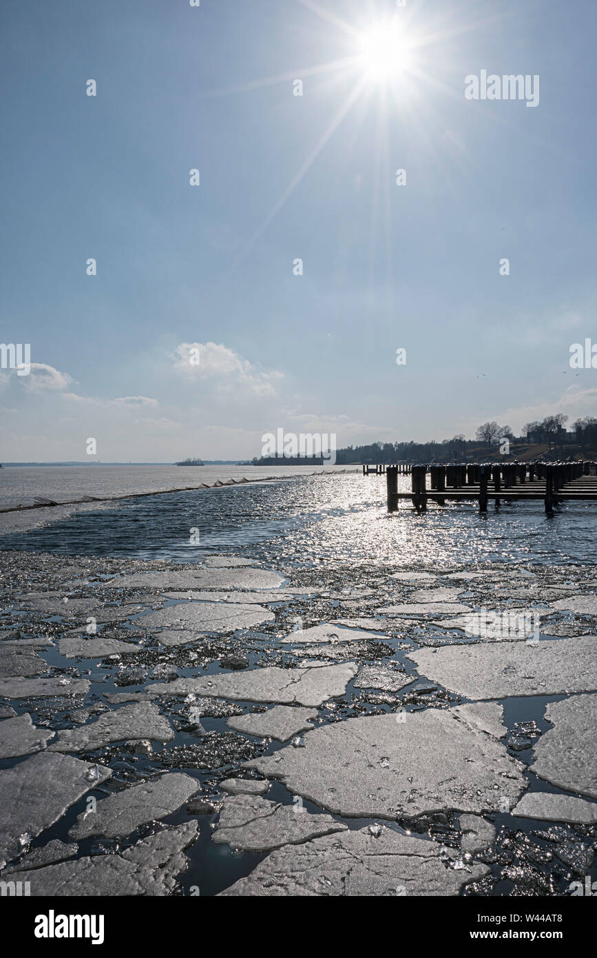Sun lake thaw hi-res stock photography and images - Alamy