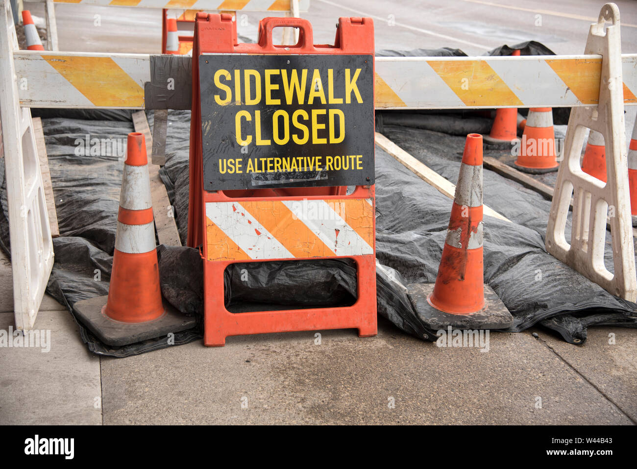 Traffic cones and road closed sign hi-res stock photography and images ...