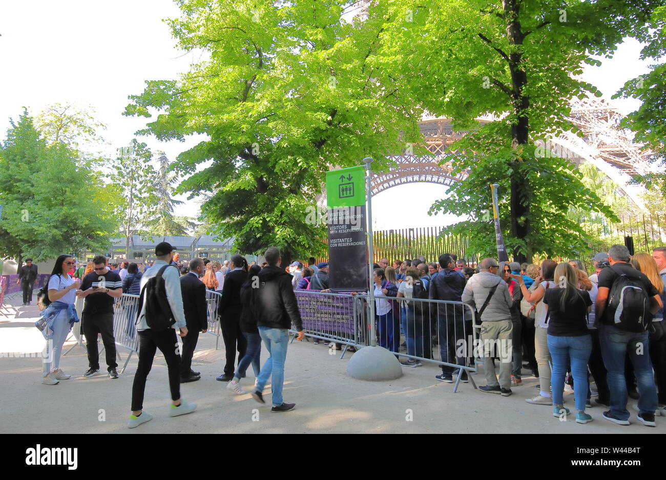 Queue people waiting enter hi-res stock photography and images - Alamy