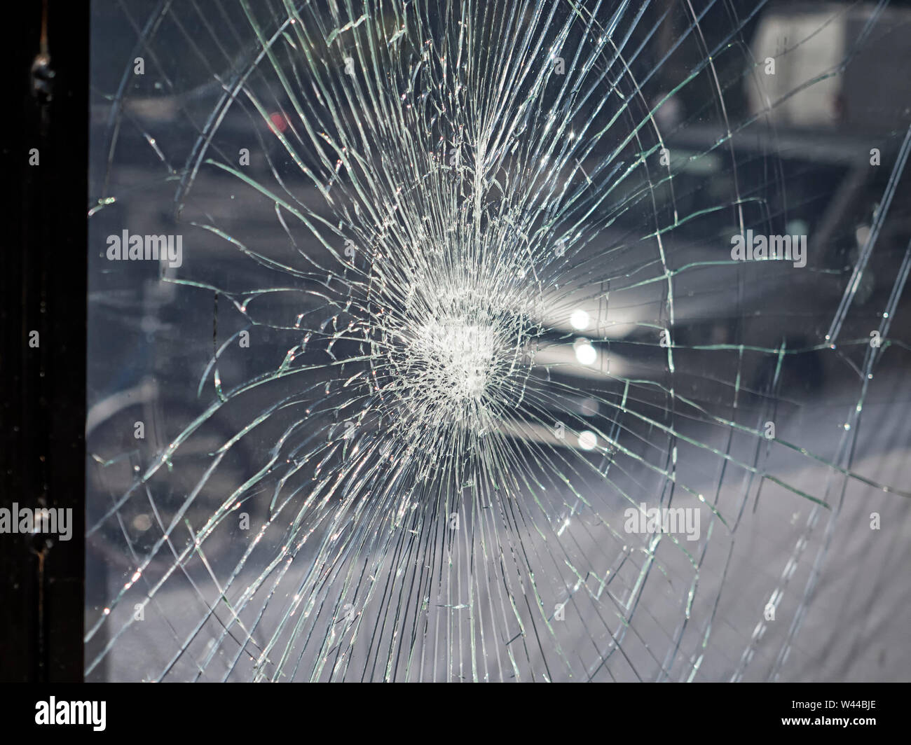 Impact cracks hi-res stock photography and images - Alamy