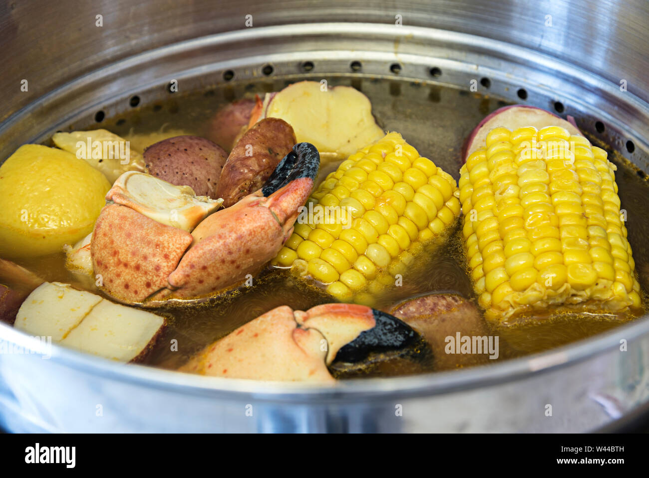 Low country boil crab hi-res stock photography and images - Alamy