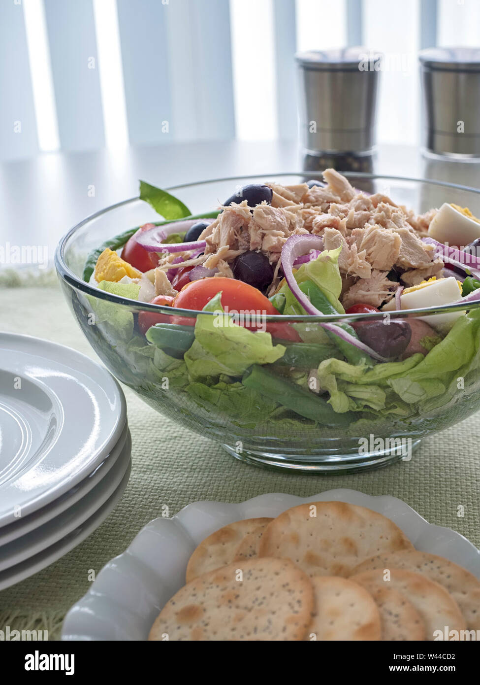 A stack of plates hi-res stock photography and images - Alamy