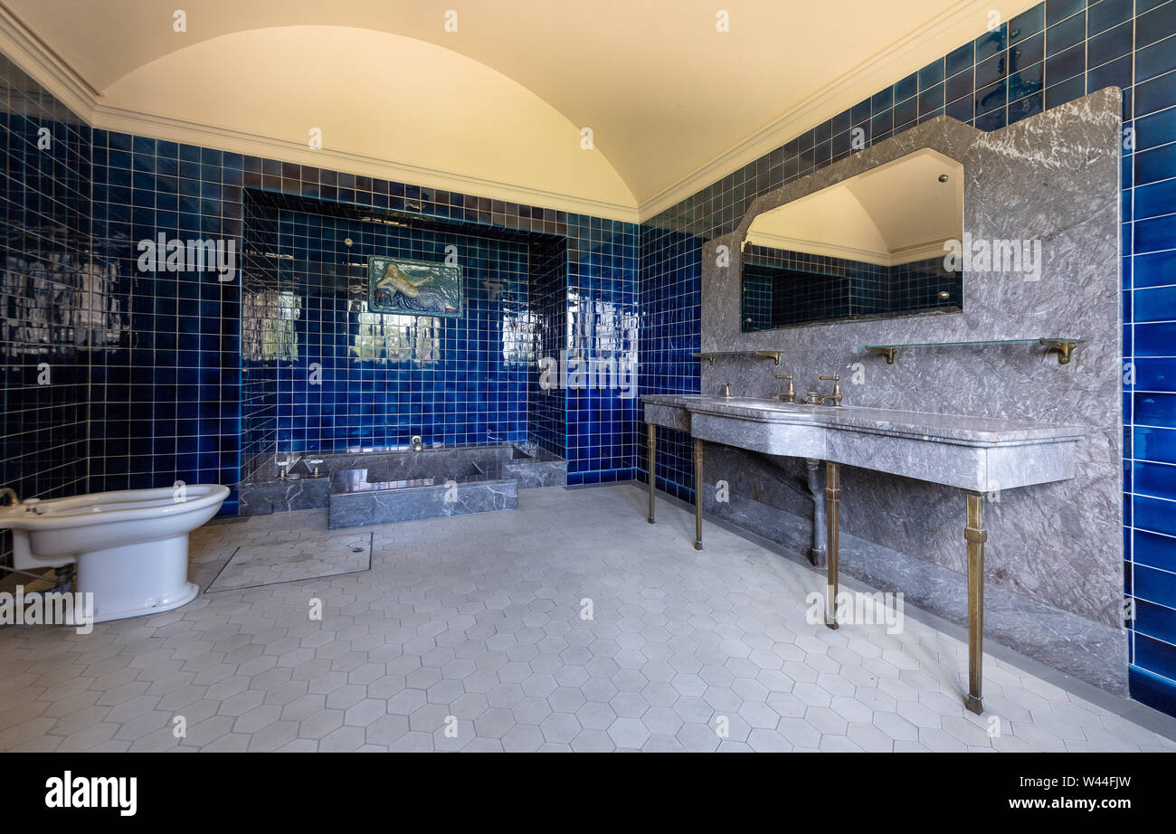 Potsdam, Germany. 18th July, 2019. The bathroom with bathtub recessed ...