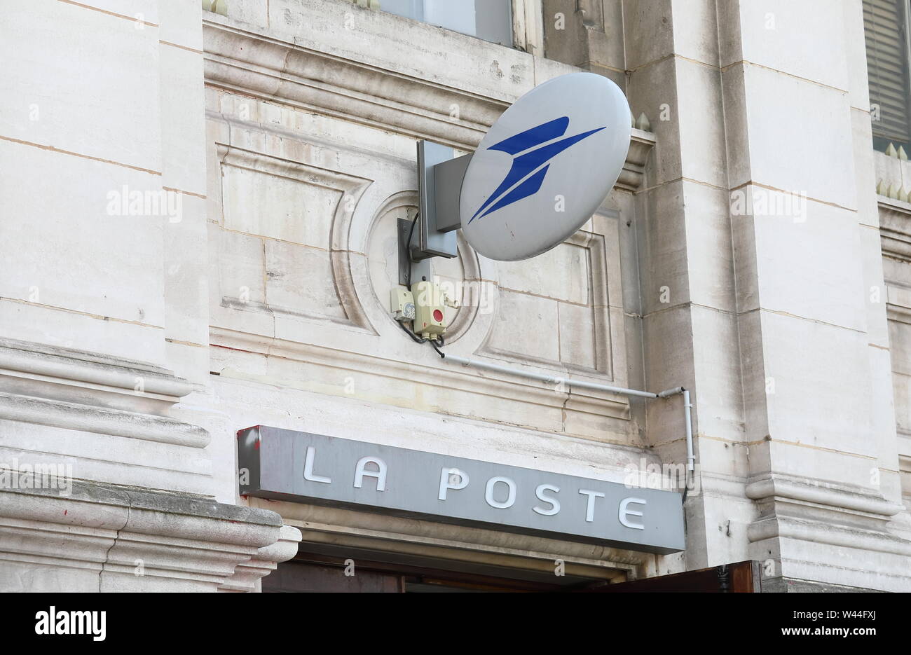 La Post post logo, office Paris France Stock Photo - Alamy