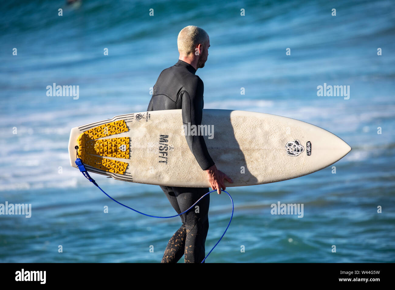 Man in wetsuit with surfboard hi-res stock photography and images - Alamy