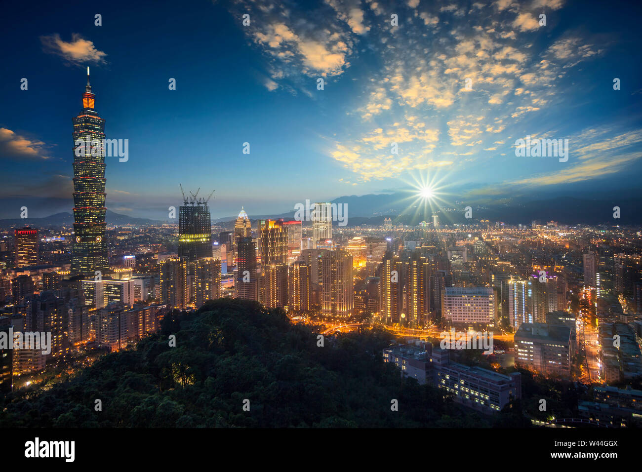 The Skyline of Taipei cityscape Taipei 101 building of Taipei financial ...