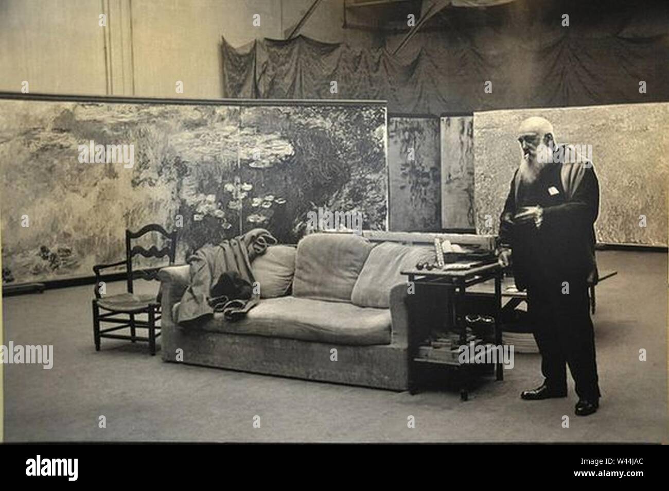 Claude Monet in his studio in Giverny 1920 Stock Photo - Alamy