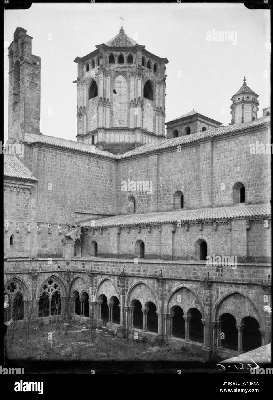 Claustre gòtic i cimbori del Monestir de Santa Maria de Poblet Stock ...