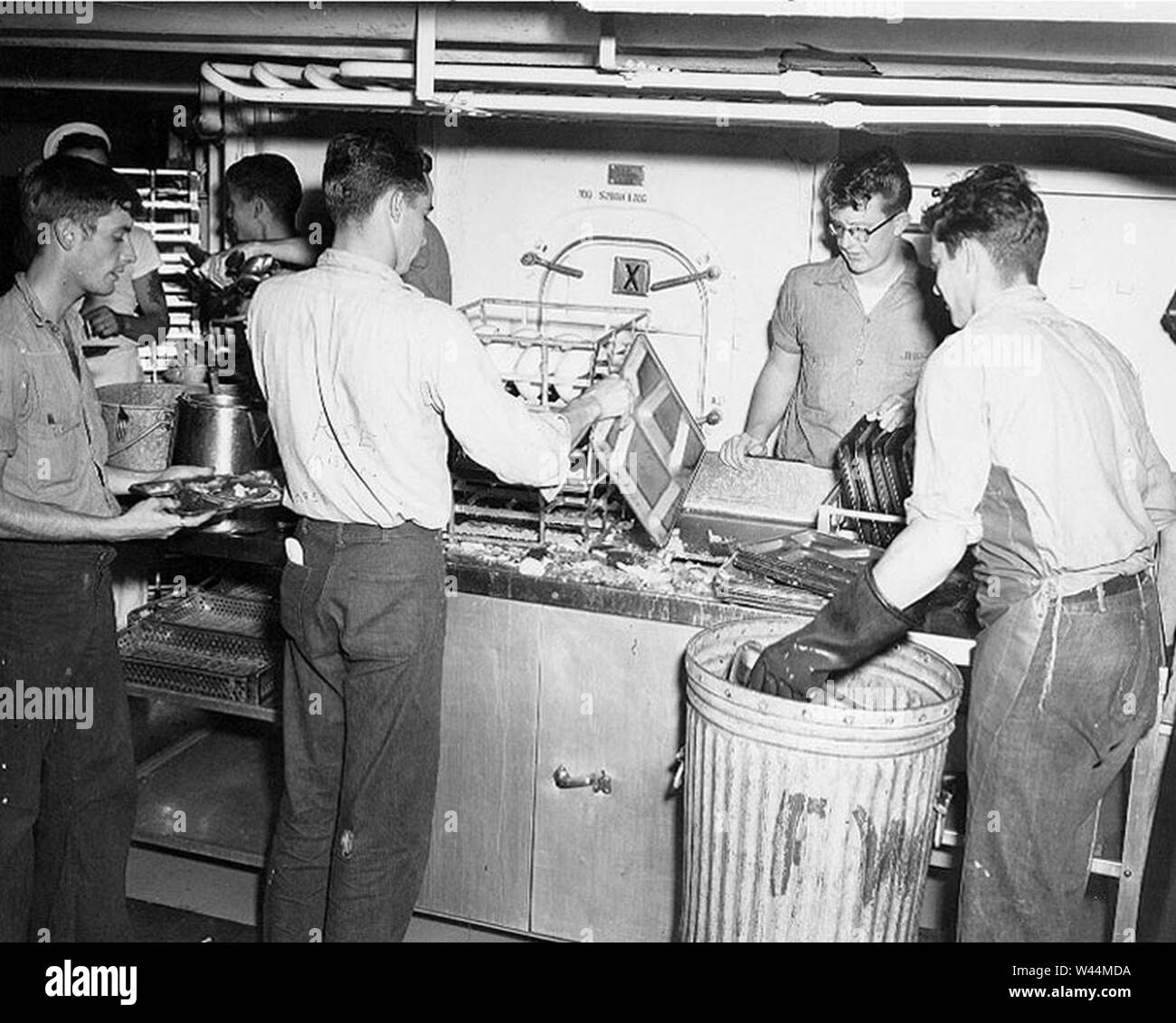 Cleaning mess trays aboard USS Kearsarge (CV-33 Stock Photo - Alamy