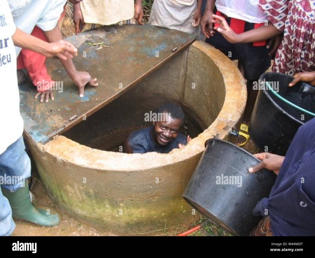 Cleaning a well in Yaounde Stock Photo - Alamy