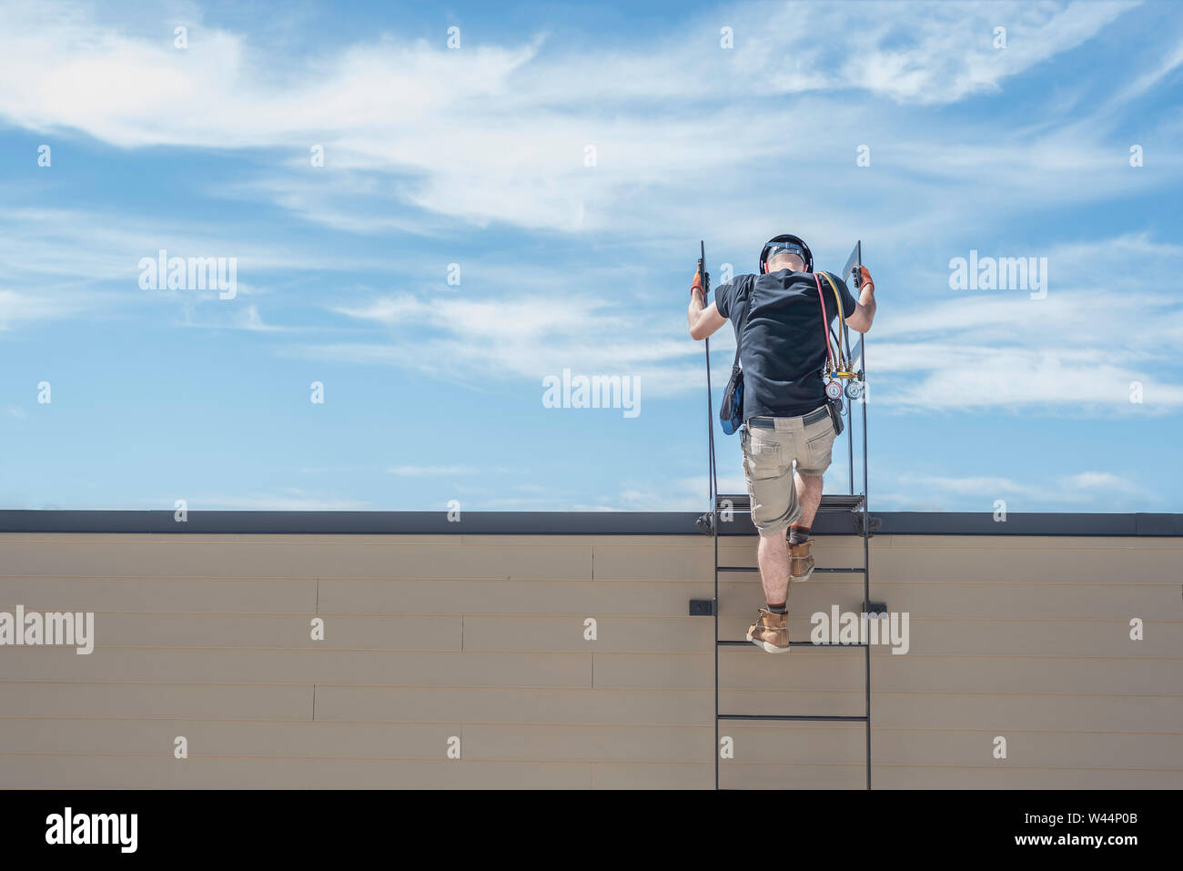 Hvac worker roof safety hi-res stock photography and images - Alamy
