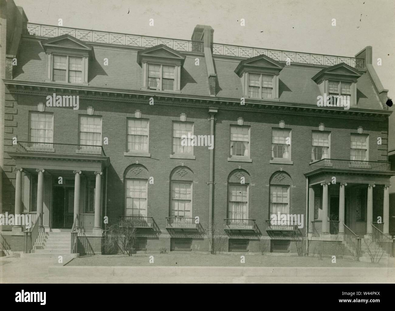 Colonial style row house, Chicago, early 20th century Stock Photo - Alamy