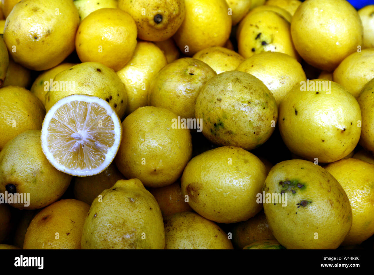 Lemon slice shape hi-res stock photography and images - Alamy