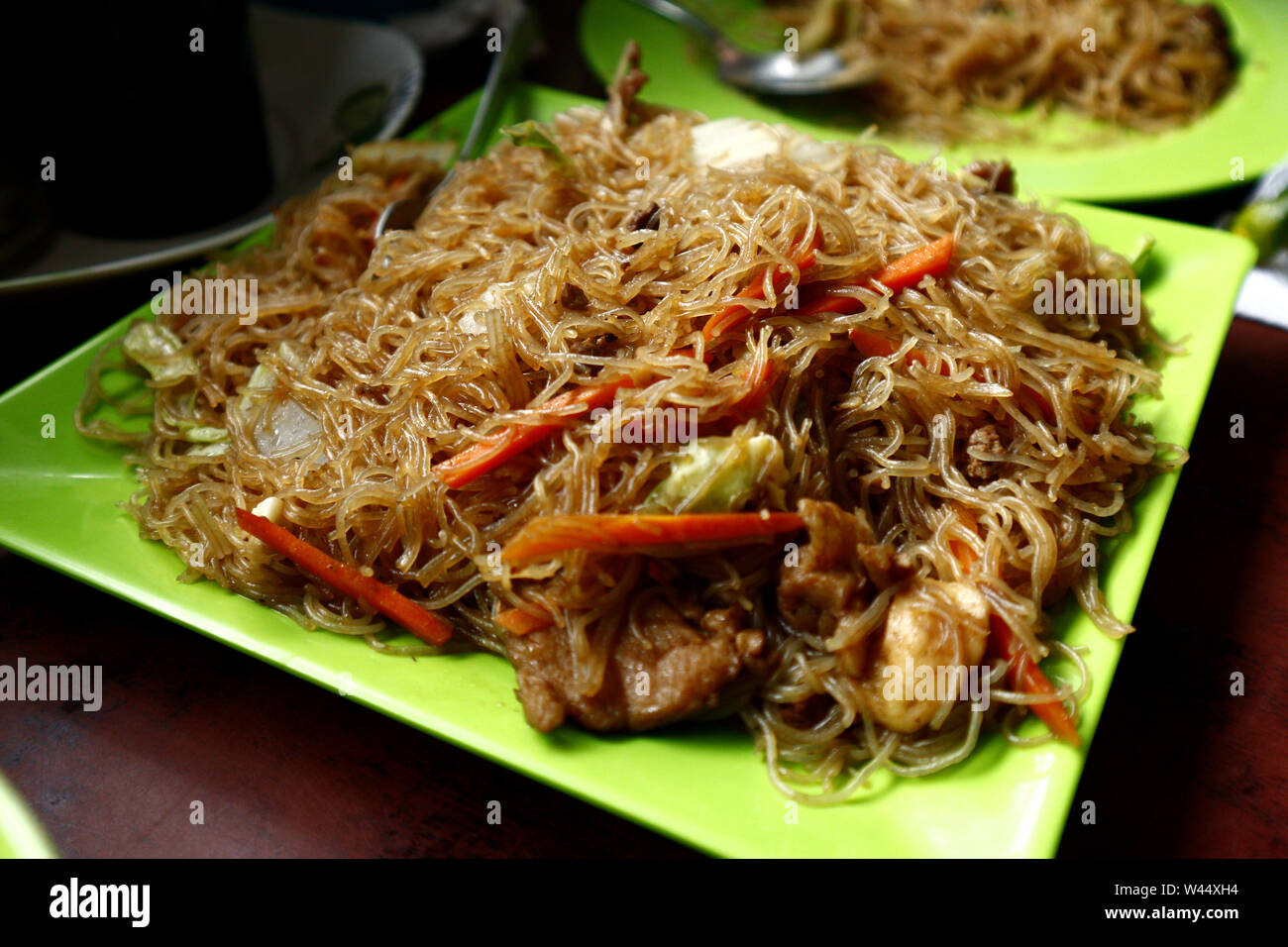 Photo of a plate of freshly cooked Filipino food called Pancit Bihon Stock Photo - Alamy