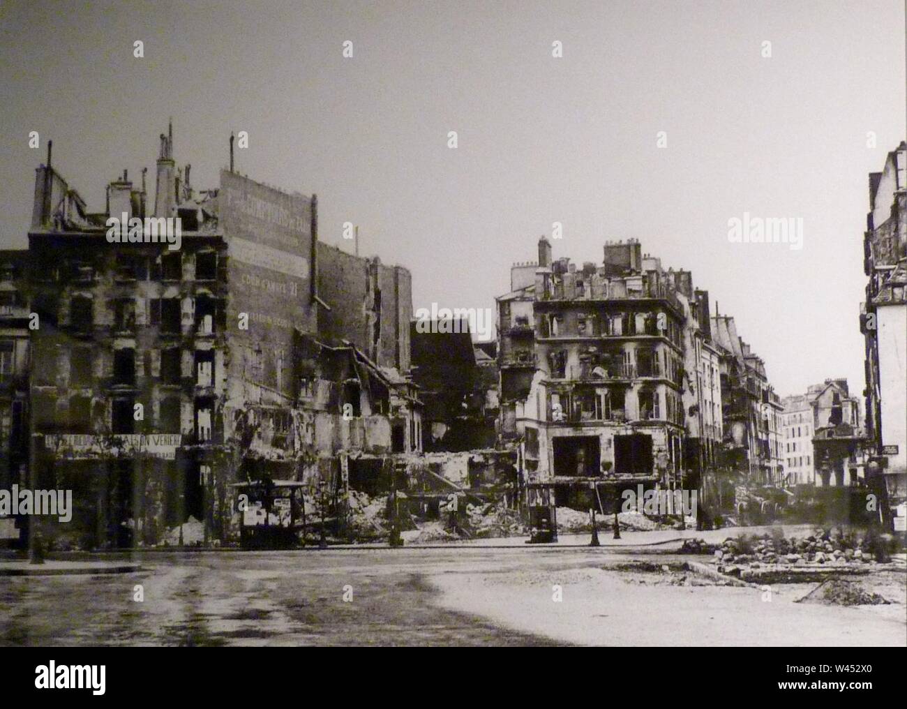 Place de la commune hi-res stock photography and images - Alamy