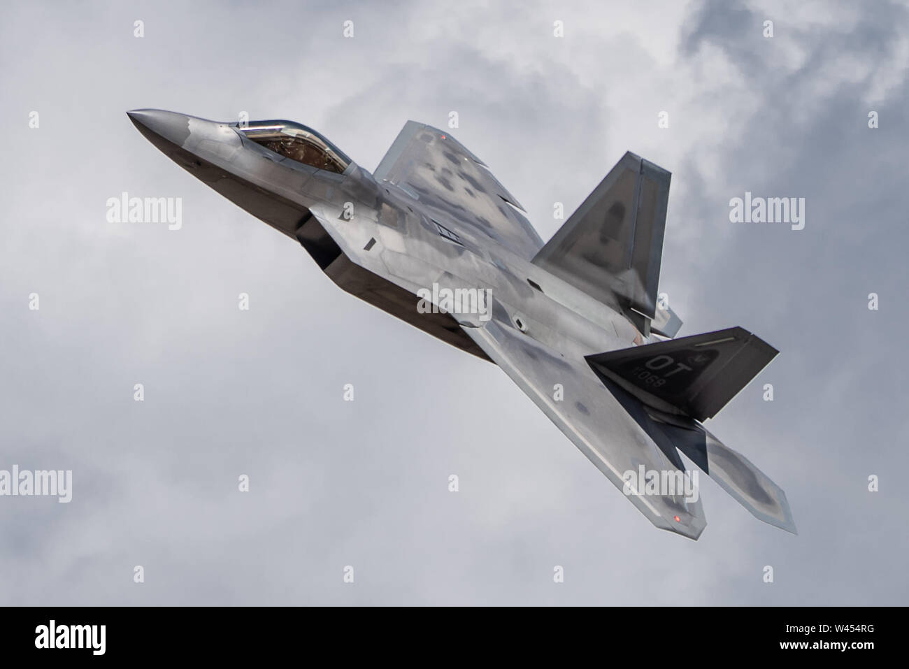 An f 22 raptor performs aerial maneuvers july 25 hi-res stock ...