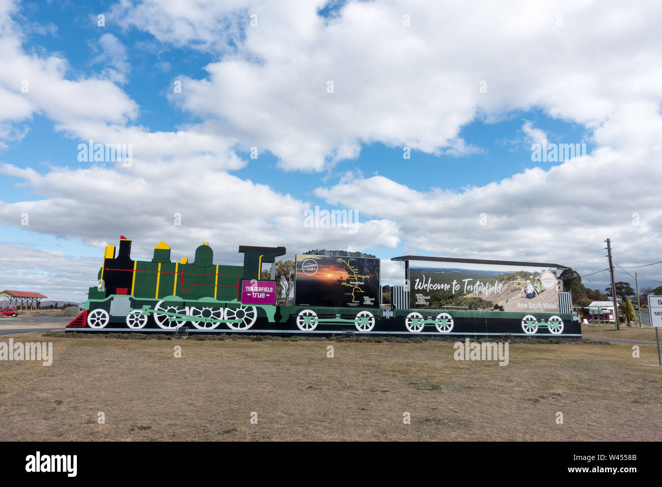 Welcome to Tenterfield sign at the NSW/Queensland border on the New ...