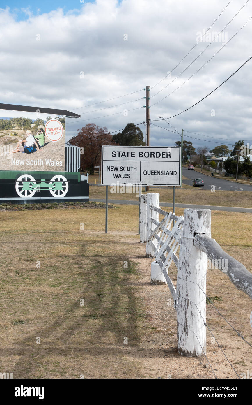 State border, New South Wales and Queensland on the New England Highway ...