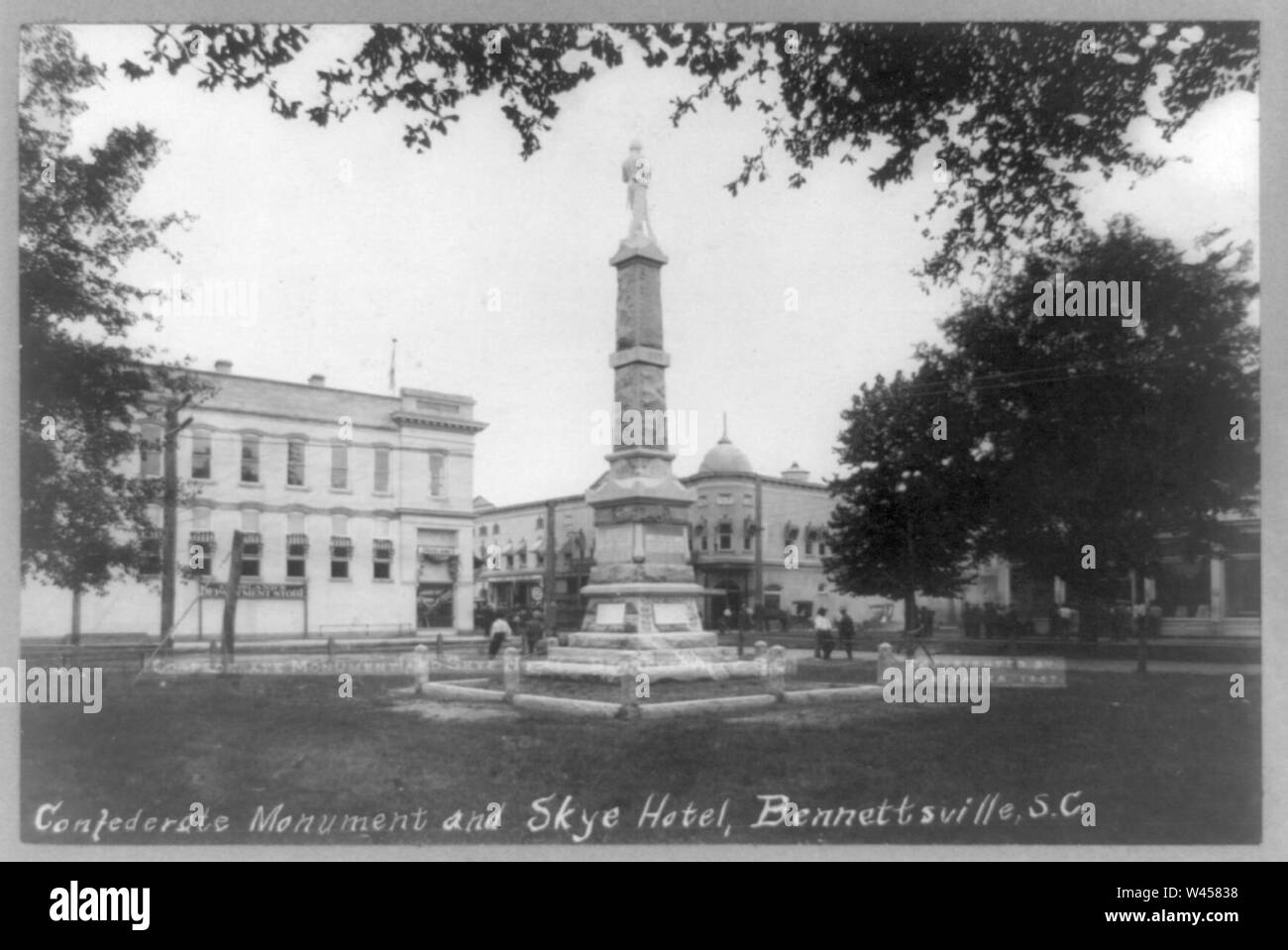 Confederate Monument and Skye Hotel, Bennettsville, S.C Stock Photo - Alamy