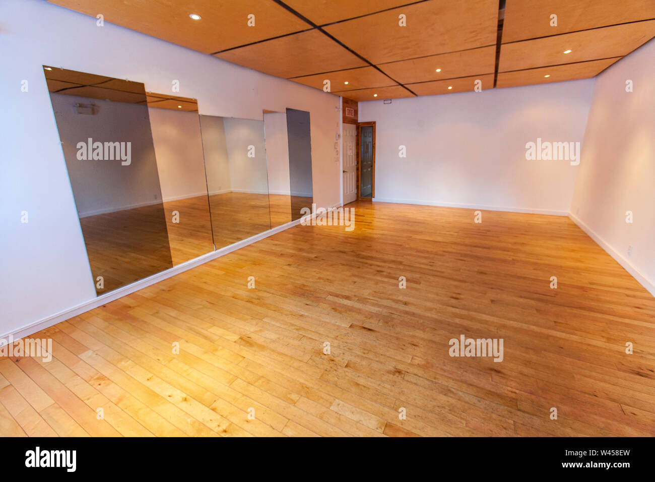 Empty room dance studio hi-res stock photography and images - Alamy